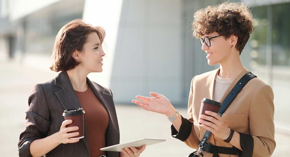 8 Effective Ways to Initiate a Conversation with Strangers