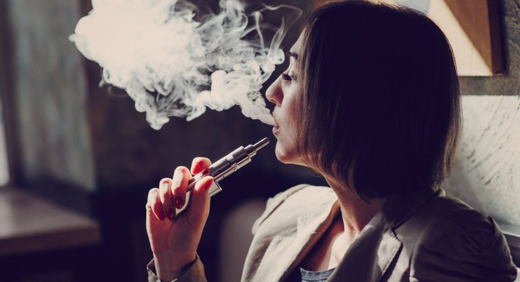 UK Teen's Lungs Collapse After Vaping 400 Cigarettes a Week